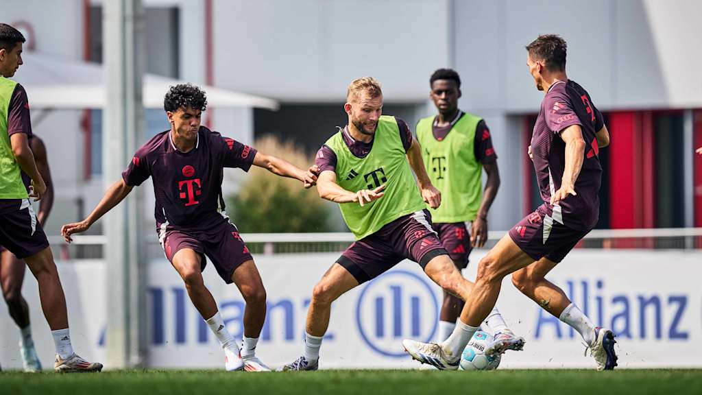 Adam Aznou über sein Nationalmannschafts- und Bundesligadebüt | FC Bayern