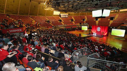 So feierten die Bayern-Fans im Audi Dome