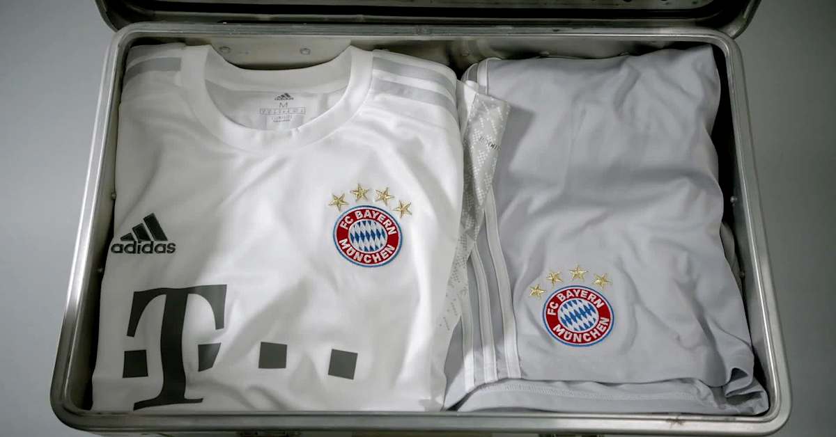 FCB wearing away jersey in Düsseldorf