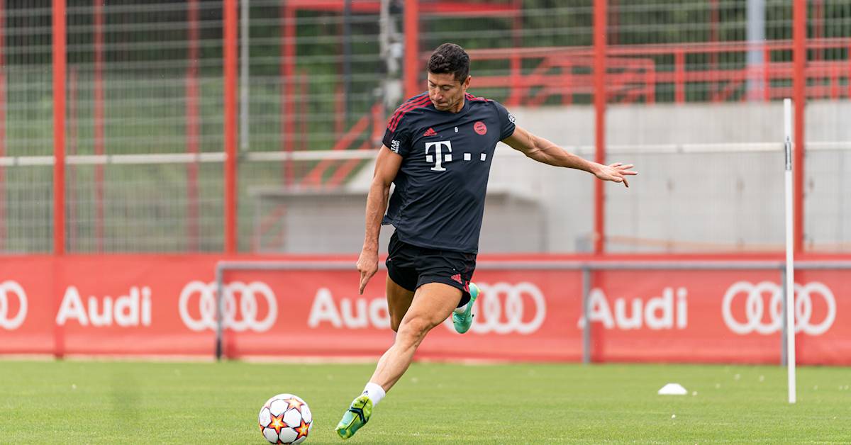 Robert Lewandowski Shooting Ball