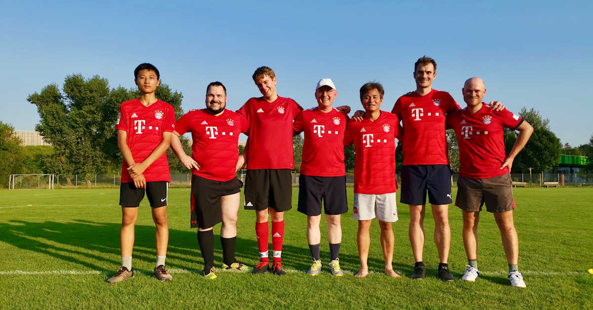 FC Bayern erreicht starken 4. Platz beim Schach-Fußball-Turnier in Garching