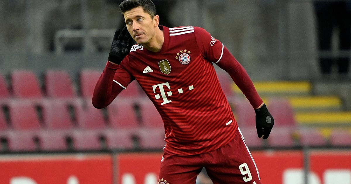 Lewandowski with a statement hat-trick ahead of "The Best" Awards show