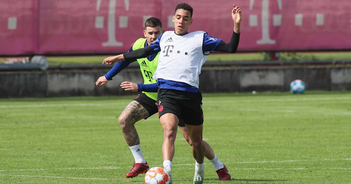Video: Open training for FCB after trophy lift on Sunday
