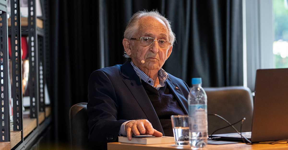 Holocaust survivor Abba Naor visits FC Bayern