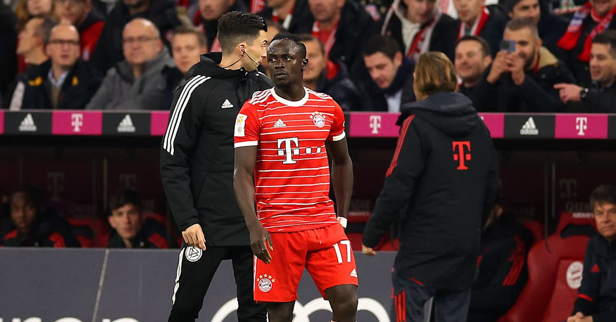 Sadio Mané taken off with knock against Werder Bremen