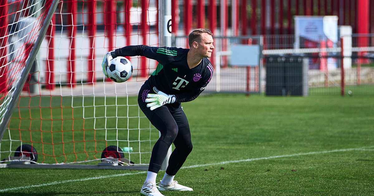 Manuel Neuer trains individually on the pitch
