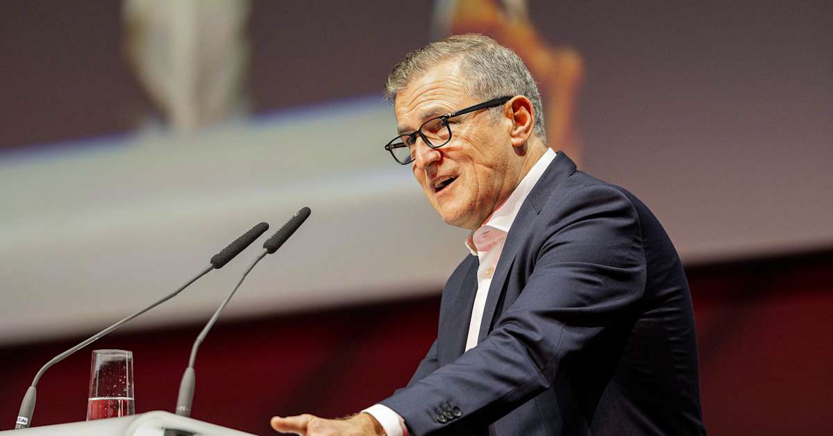 Jan-Christian Dreesen at the 2023 FC Bayern AGM