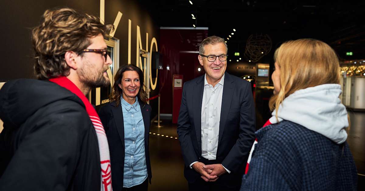 Video: Jan-Christian Dreesen empfängt Rekord-Besucherin im FC Bayern Museum