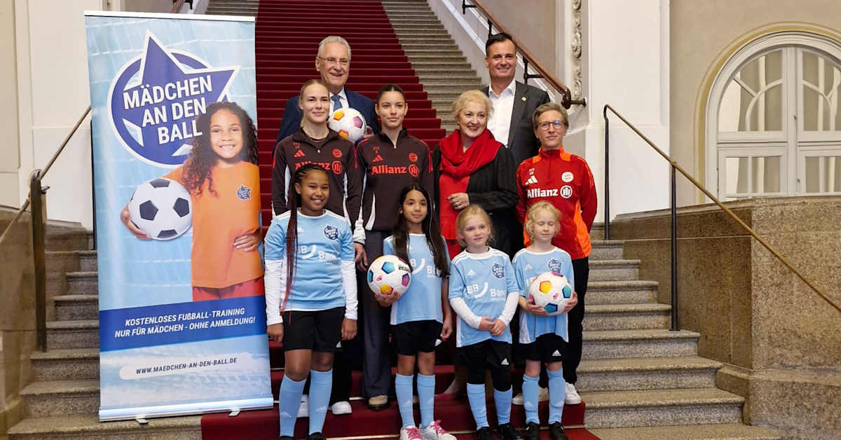 'Girls on the Ball': Interior Minister Joachim Herrmann gets on board ...