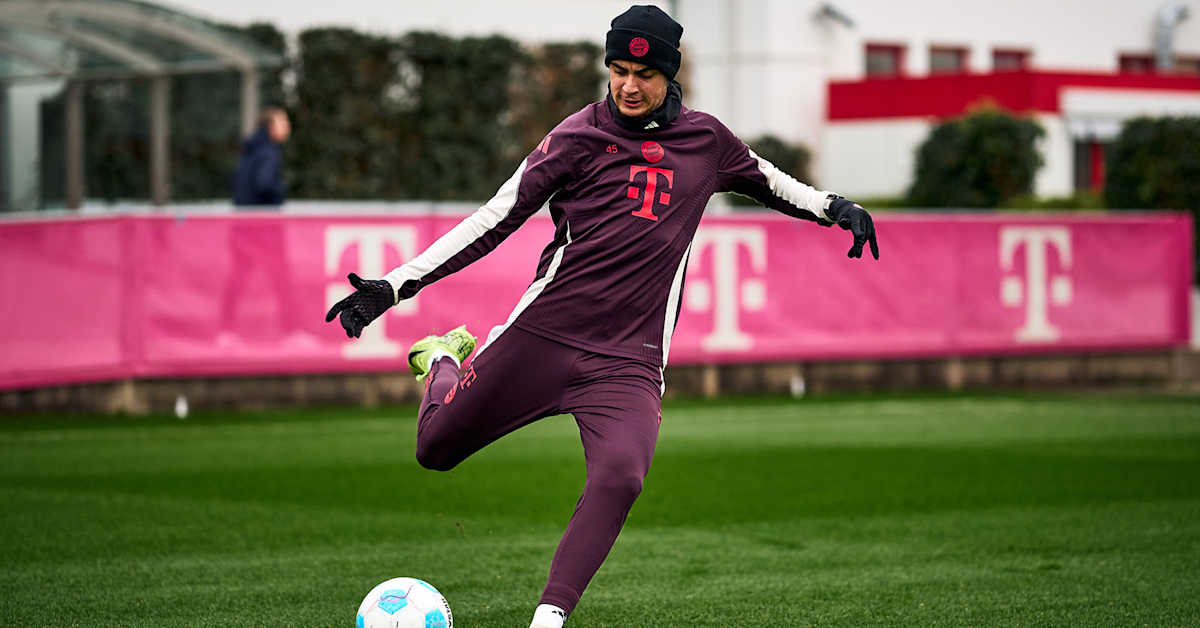 Aleksandar Pavlović training with ball I FC Bayern