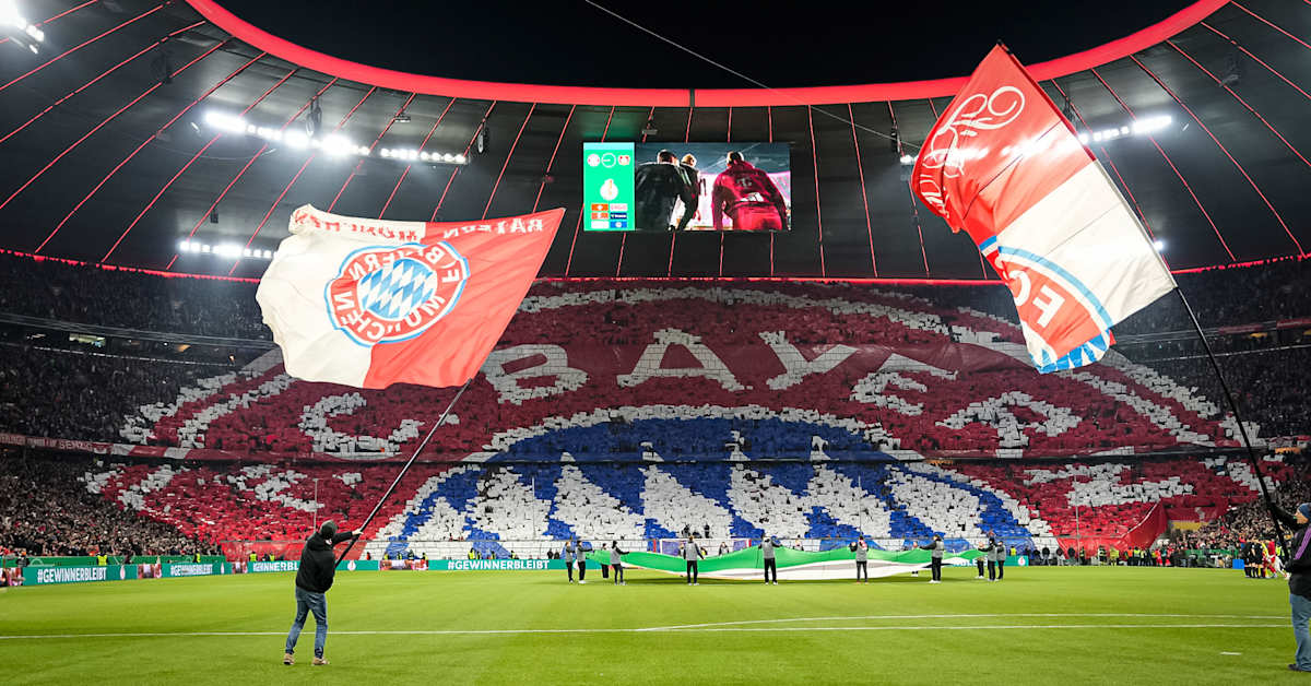 Tifo con enorme escudo del FC Bayern