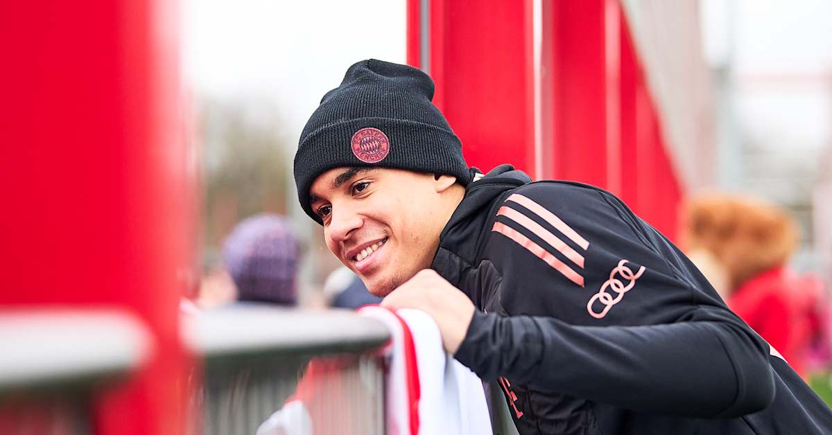 FC Bayern fans defy the rain at open training session