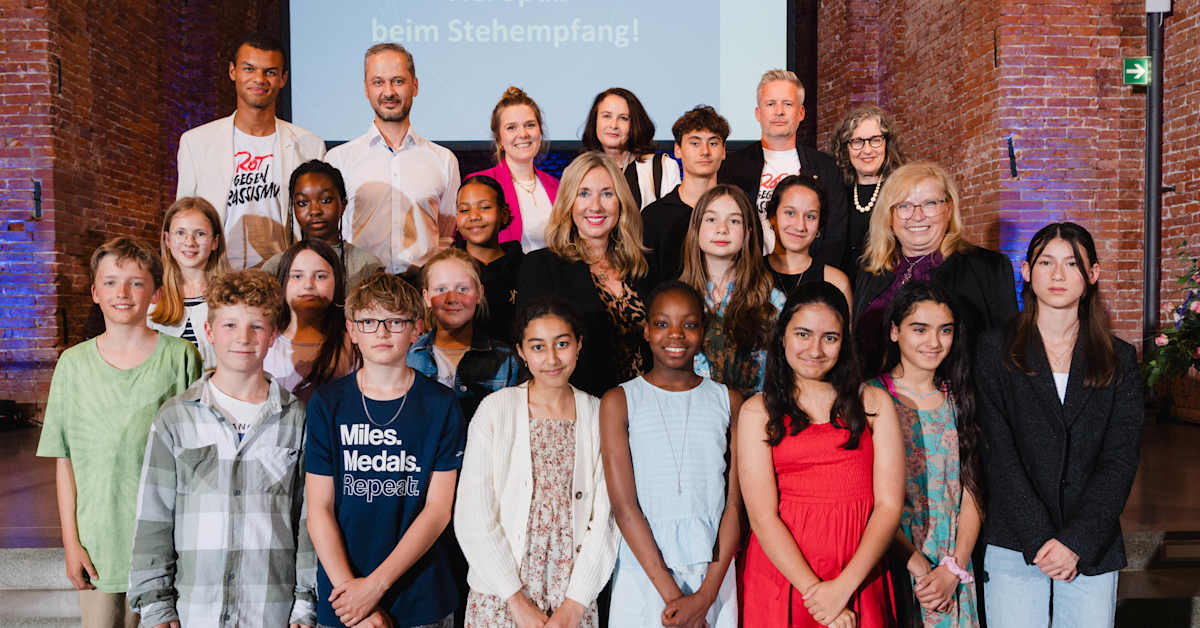 Award for 'Red against Racism' anthem | FC Bayern