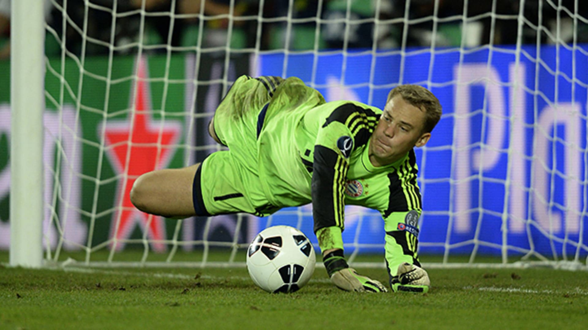 Petr Cech Diving Wallpaper