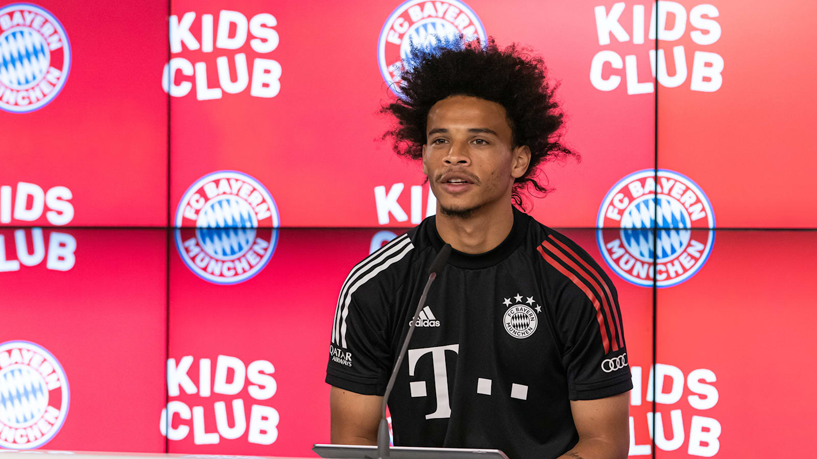 Video: Leroy Sané faces questions at FC Bayern Kids Club | FC Bayern