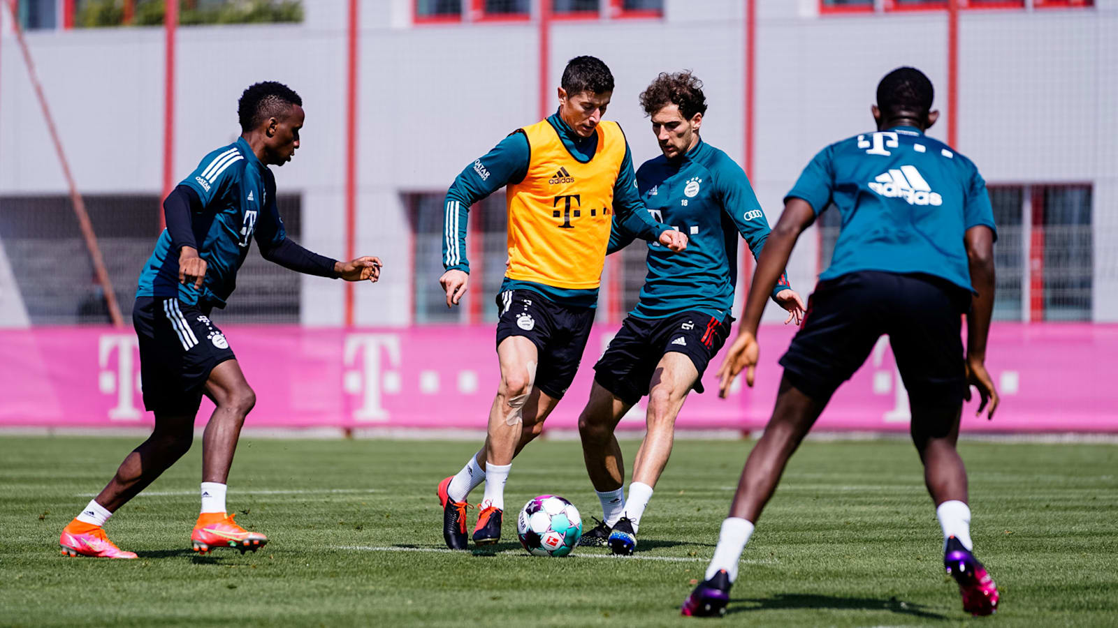 Video: Robert Lewandowski returns to full training