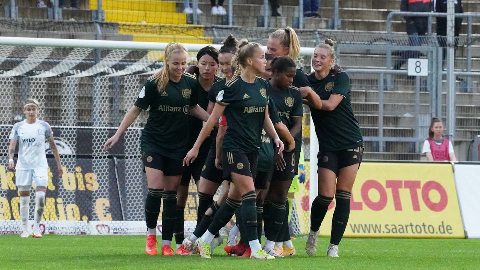 Traumtor und Hattrick: Die Video-Highlights vom DFB-Pokal-Erfolg in ...