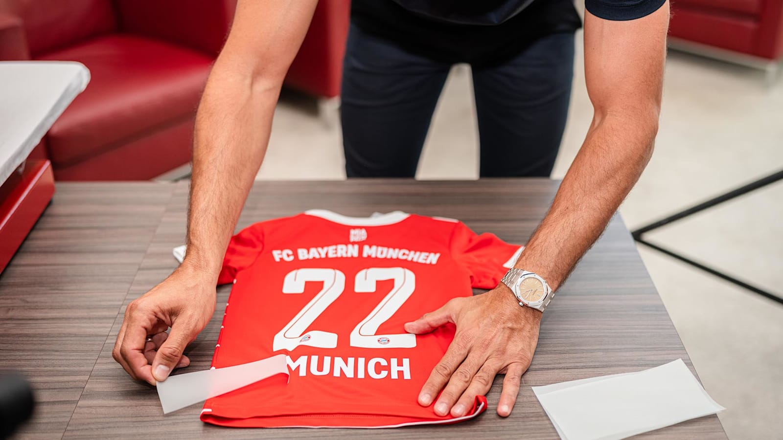 Bayern send Sammy Kuffour shirt for son Munich