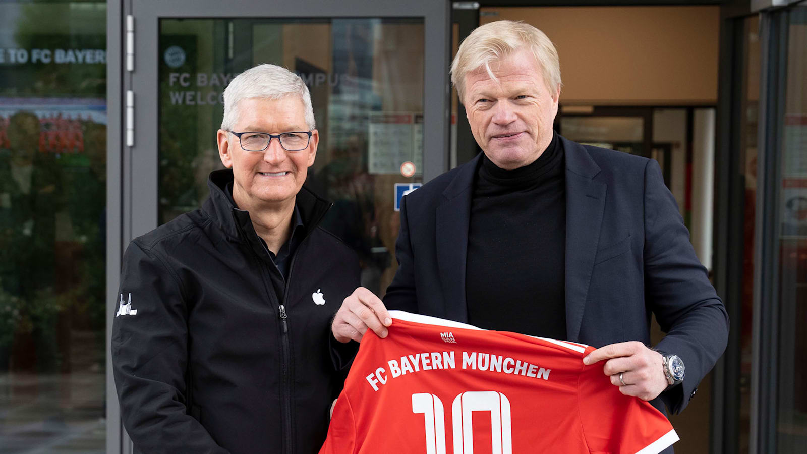 Video: Apple-CEO Tim Cook zu Gast am FC Bayern Campus