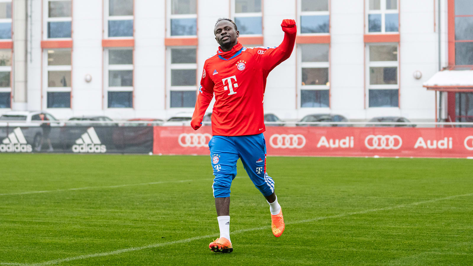 Video: Sadio Mané nimmt Lauftraining auf | FC Bayern