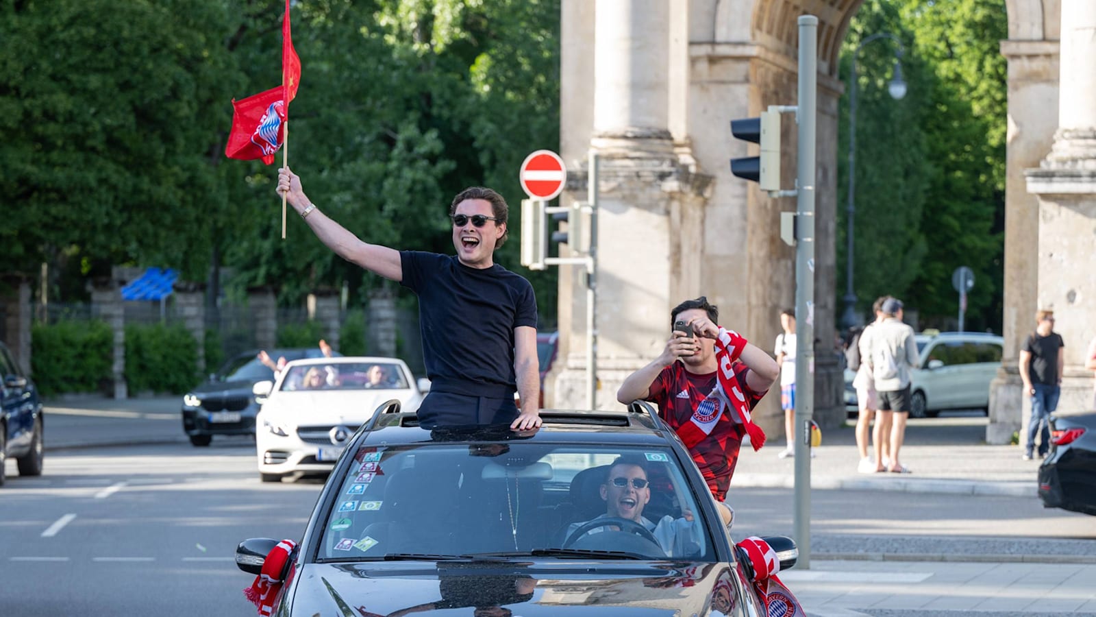 Video: Bayern fans party around Siegestor