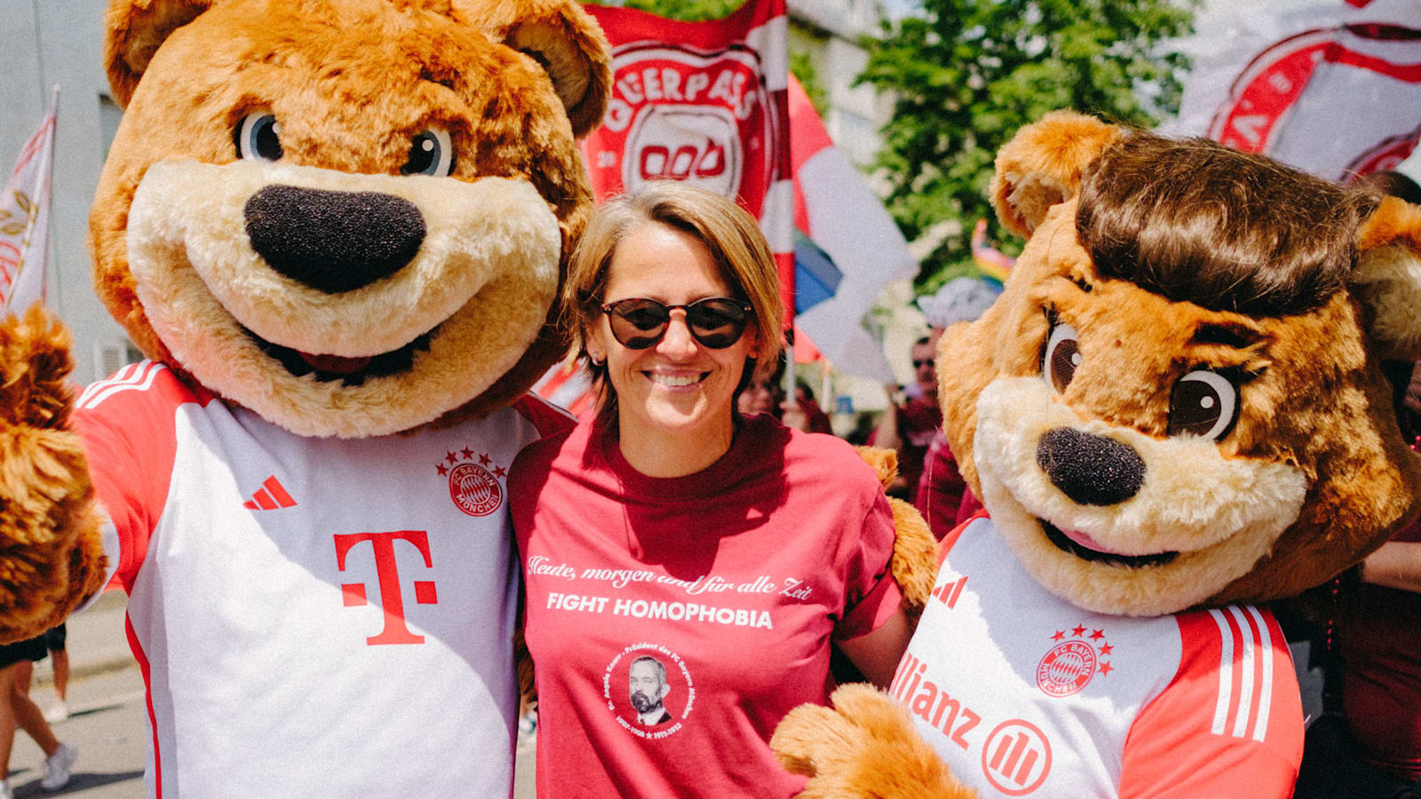 FC Bayern side by side with 'QUEERPASS Bayern'