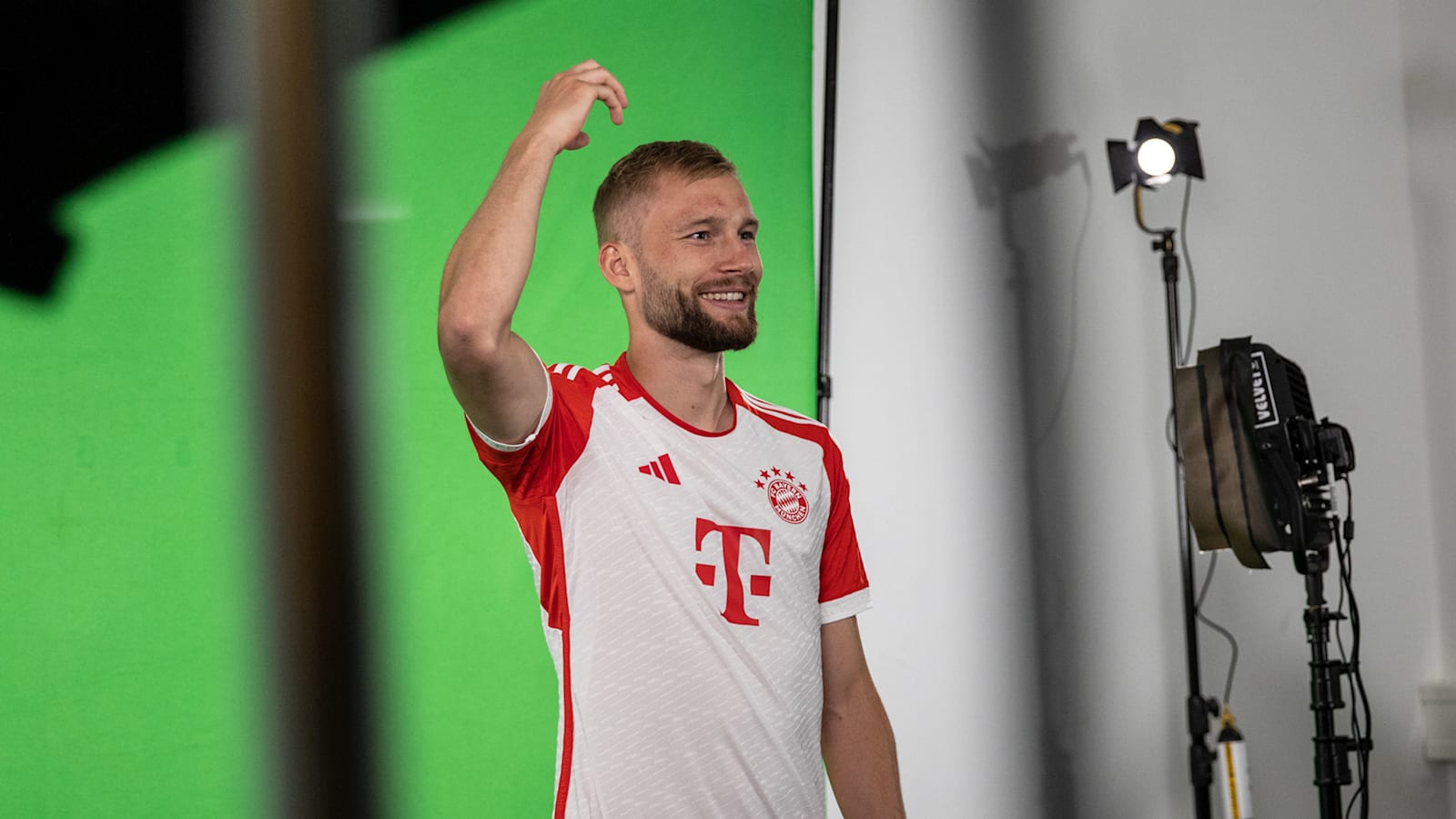 Video: Bayern players learn their names in sign language