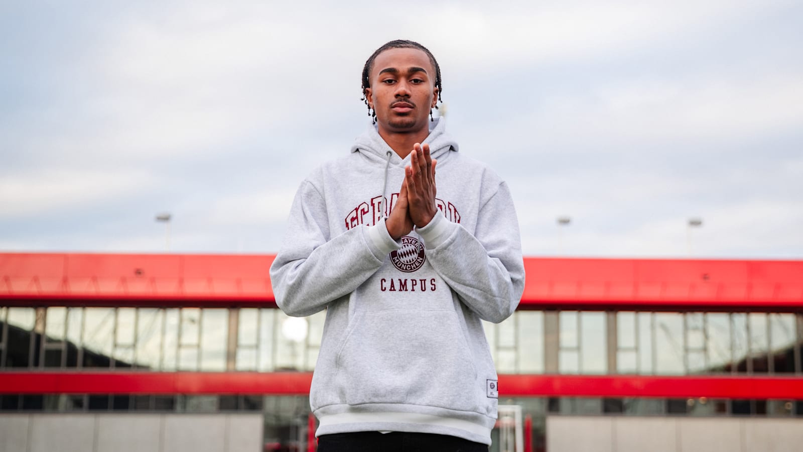 Interview Kusi-Asare: „Glücklich, beim größten Verein der Welt zu sein“ | FC Bayern