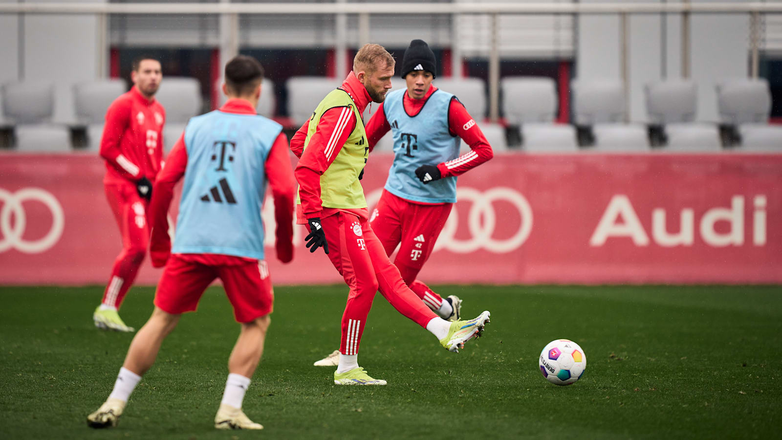 Video: Konrad Laimer returns to squad training | FC Bayern