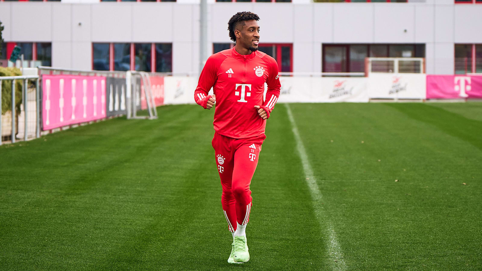 Video: Kingsley Coman completes running session at Säbener Straße | FC ...