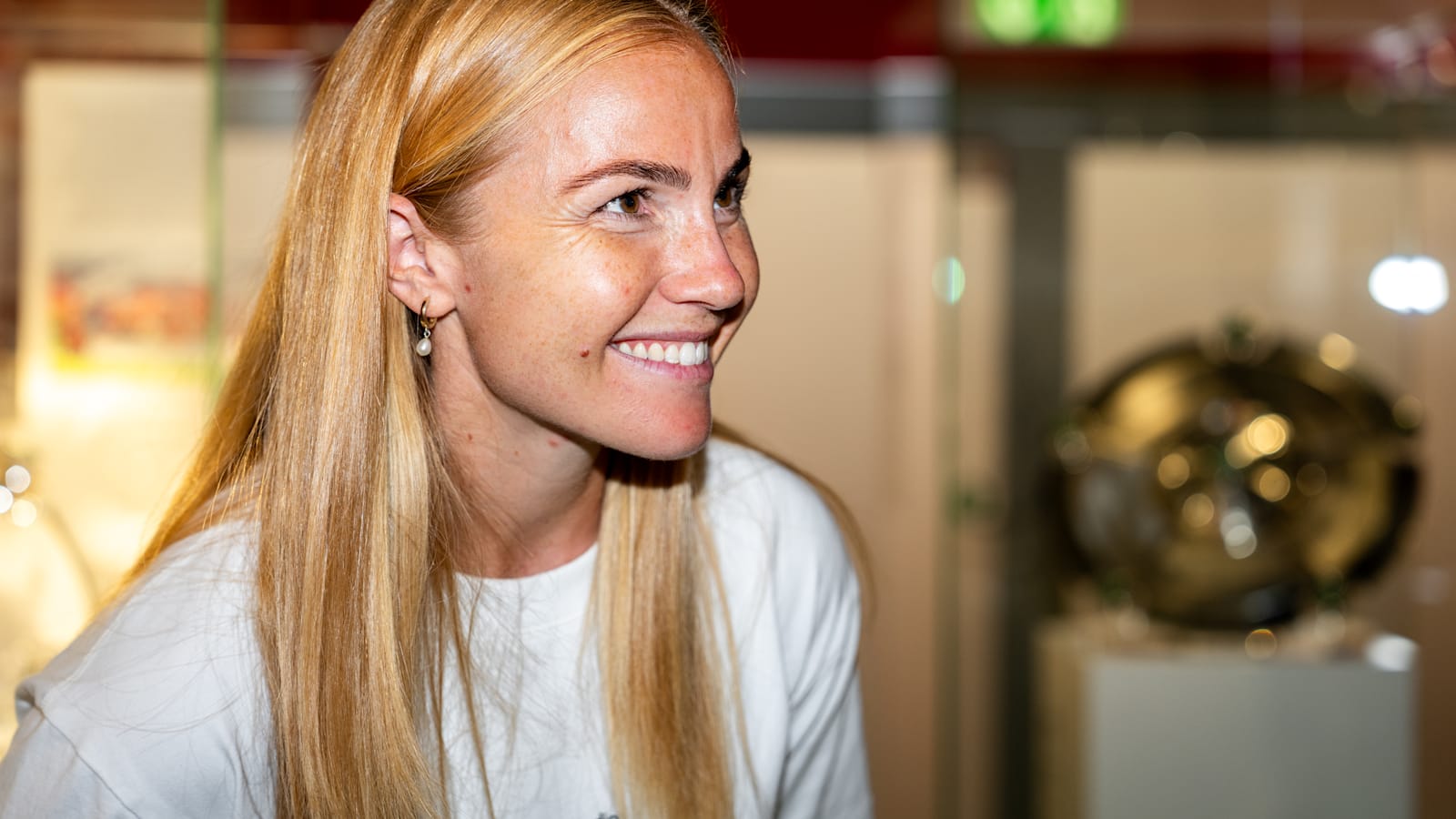 Mala Grohs und Glódís Viggósdóttir präsentieren die Meisterschale | FC ...