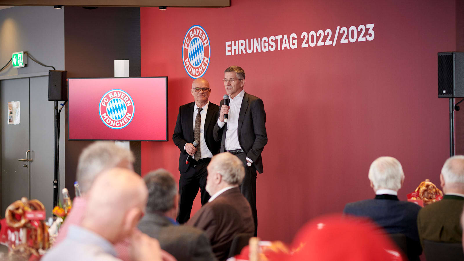 FC Bayern ehrt langjährige Mitglieder in der Allianz Arena