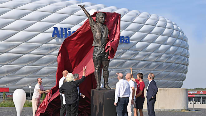 Galería: La inauguración del monumento a Gerd Müller, en imágenes