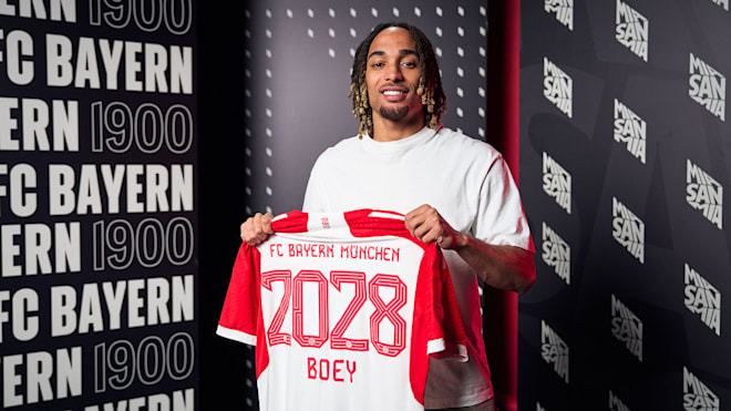 Gallery: The first photos of Sacha Boey at FC Bayern