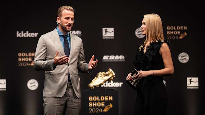 Gallery: Kane receives Golden Shoe | FC Bayern