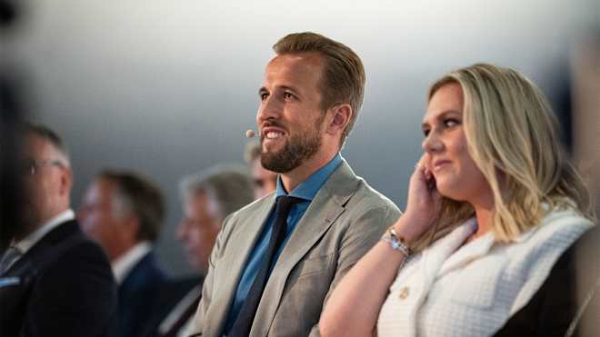 Gallery: Kane receives Golden Shoe | FC Bayern