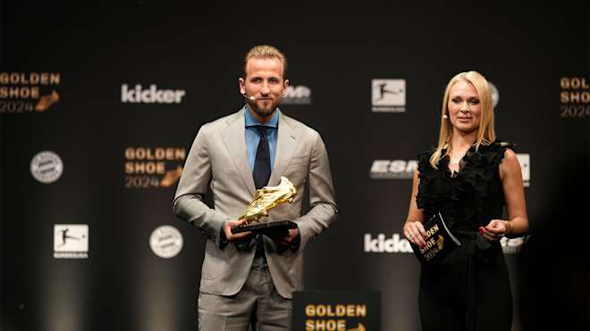 Gallery: Kane receives Golden Shoe | FC Bayern