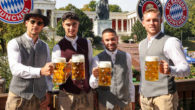 Galerie: Die besten Fotos vom Wiesn-Besuch des FC Bayern 2024
