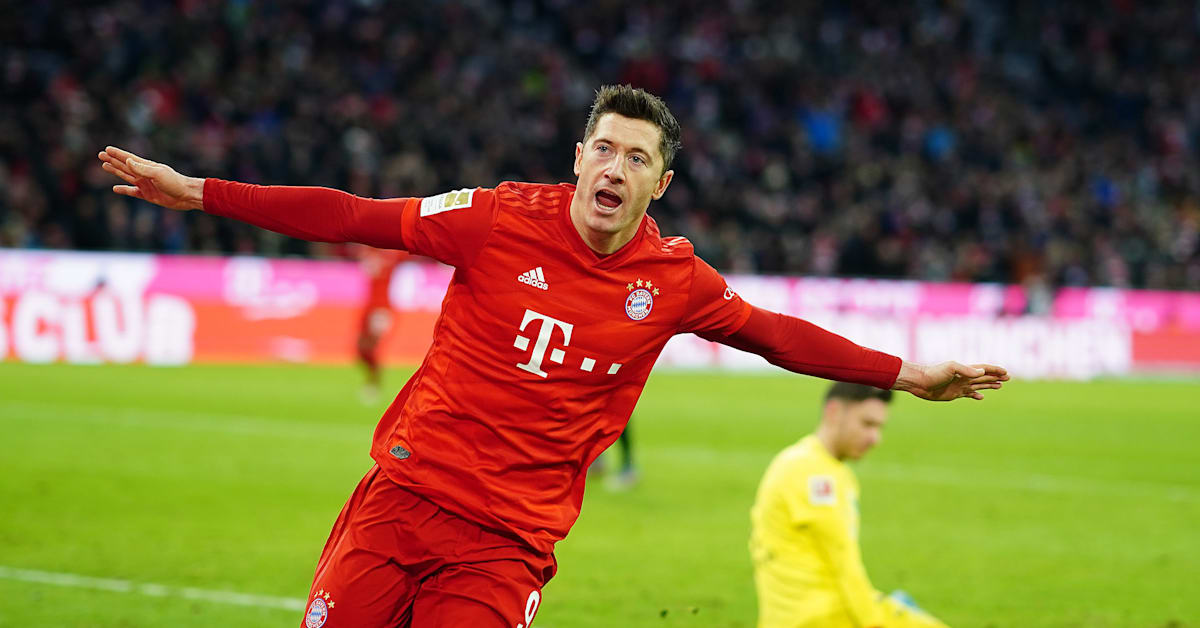 Robert Lewandowski moves up to the top three