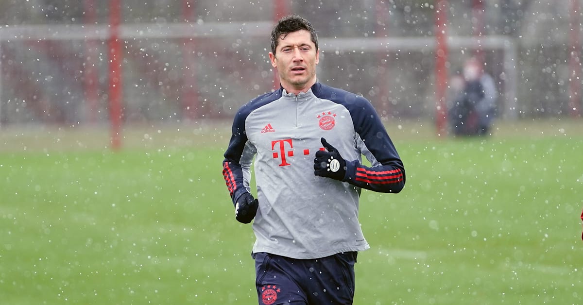 Robert Lewandowski resumes running