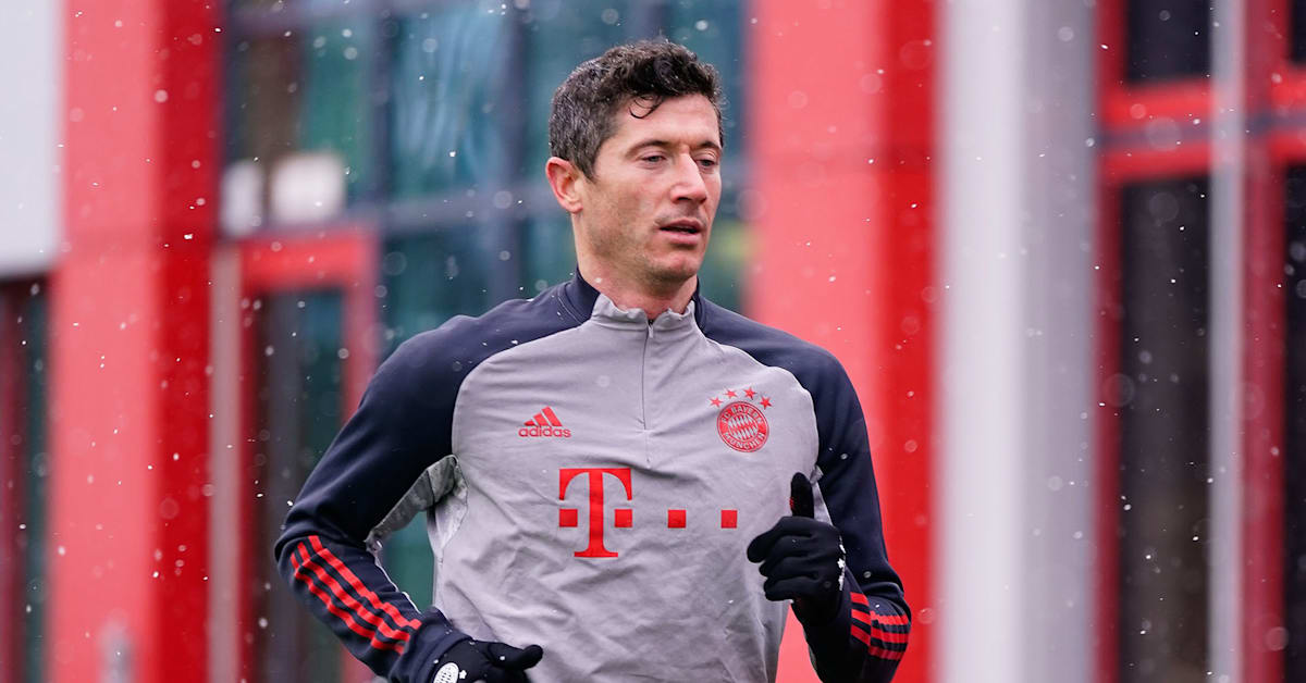 Video: Robert Lewandowski completes first running session since knee injury