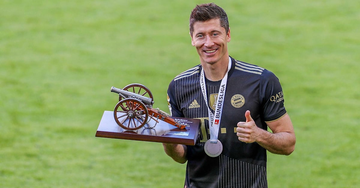 Lewandowski seals trophy and Bundesliga record