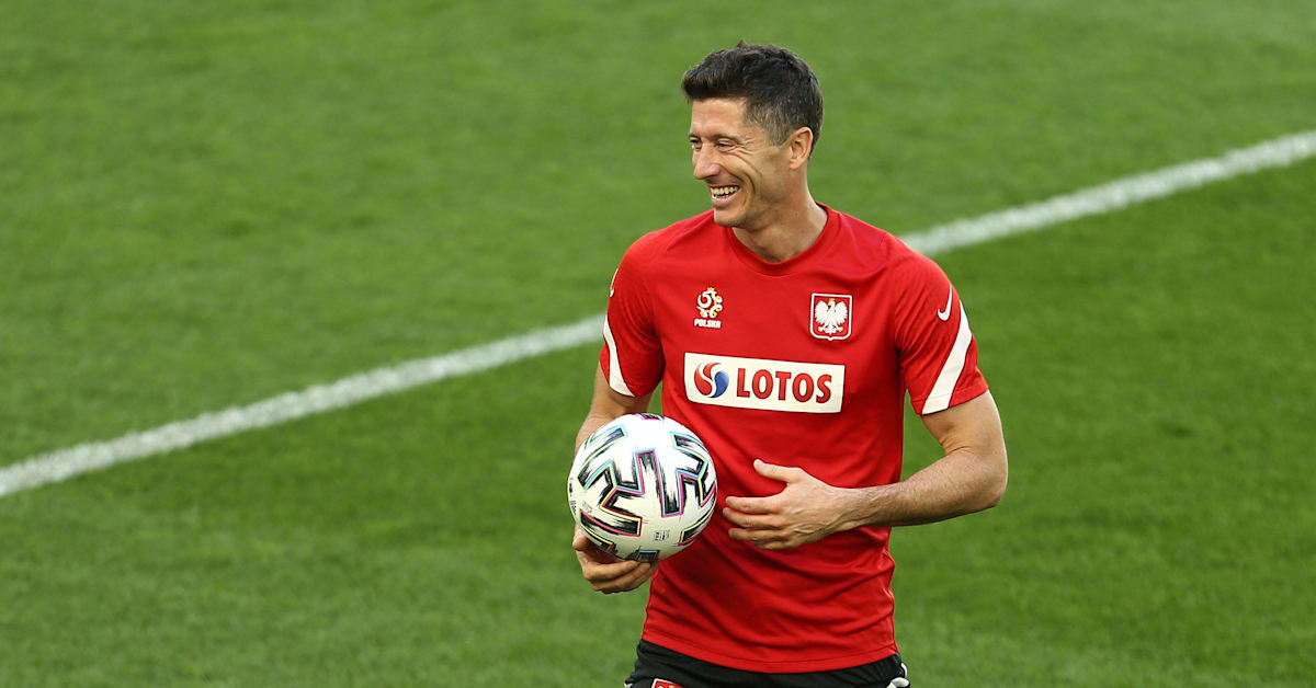 Lewandowski's first Euro game against Slovakia | FC Bayern