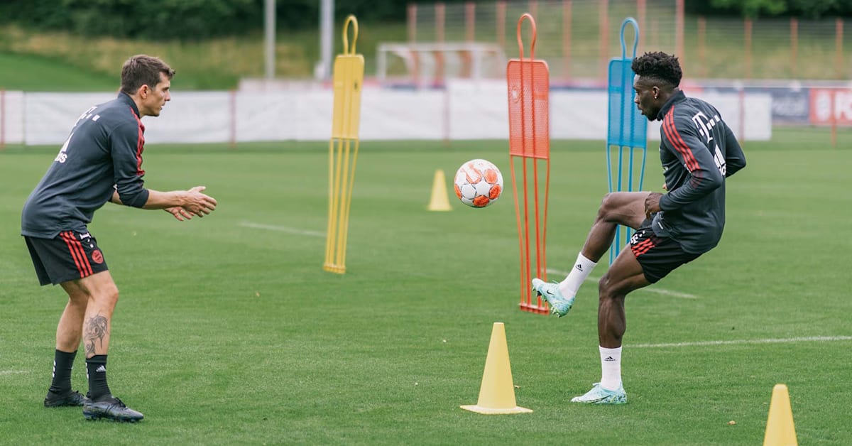 Alphonso Davies training with the ball | FC Bayern