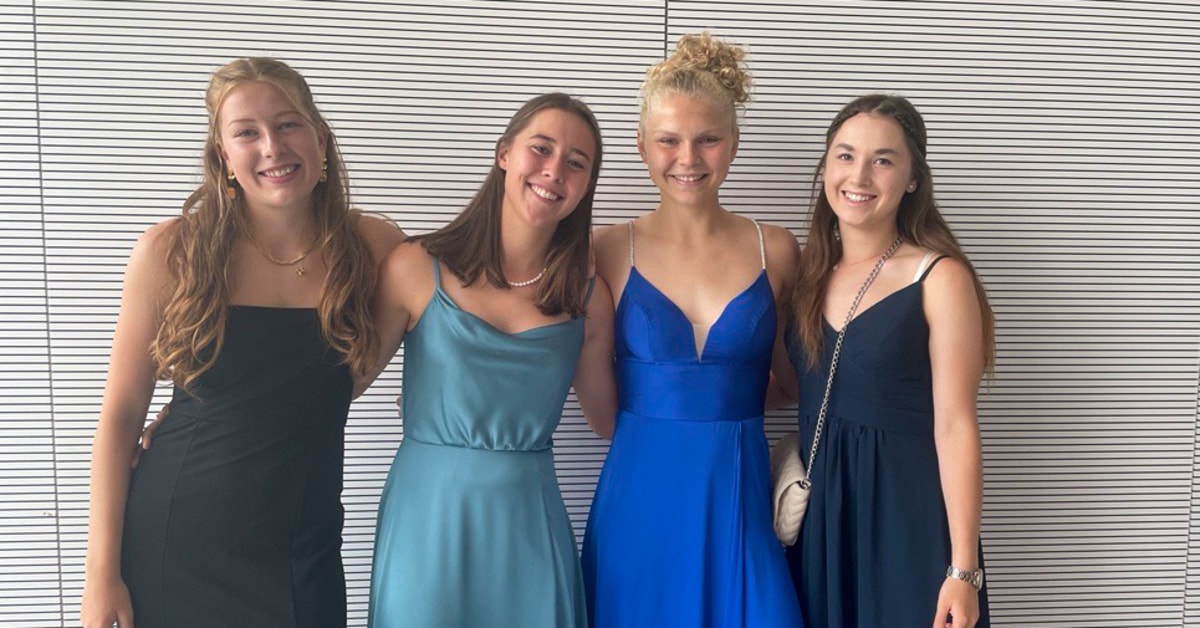 FC Bayern Frauen gratulieren Abiturientinnen