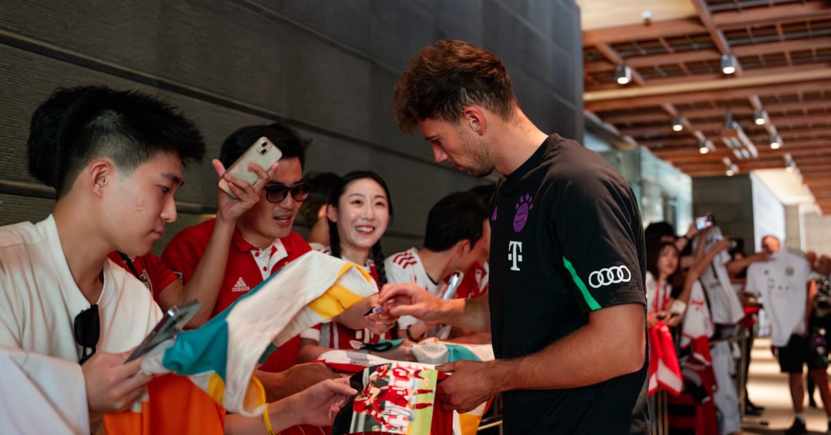 Japanese fans welcome FC Bayern to Tokyo