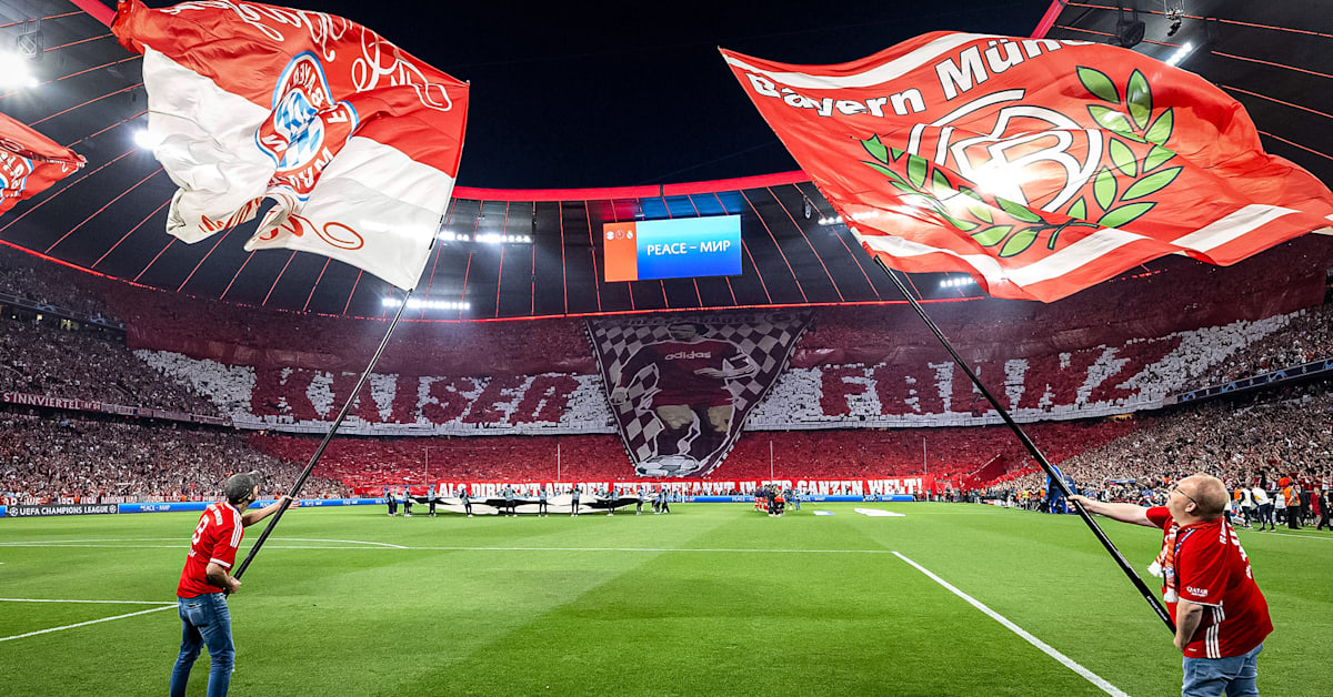 En honor del Kaiser: los aficionados apoyan al equipo con un tifo