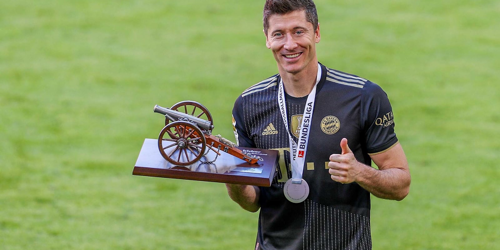 Lewandowski seals trophy and Bundesliga record Lewandowski seals trophy and Bundesliga record