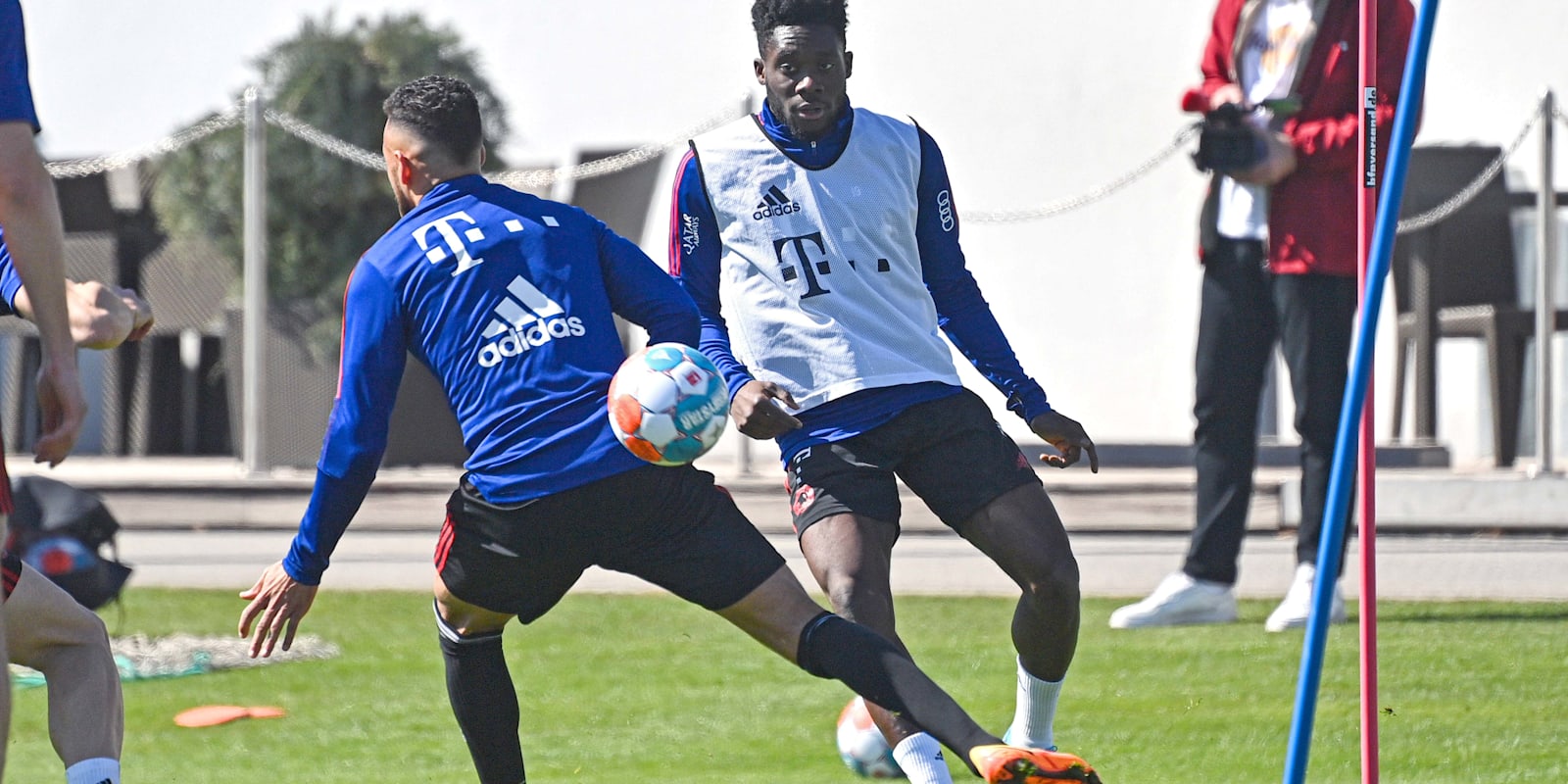 Alphonso Davies completes parts of team training | FC Bayern