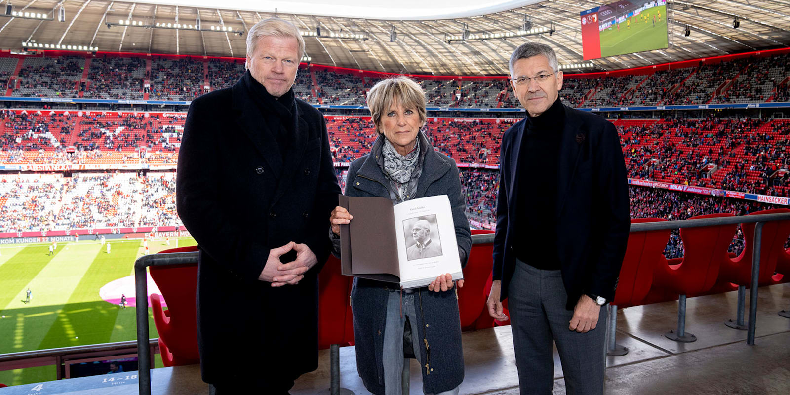 Herbert Hainer and Oliver Kahn hand over condolence book to Uschi Müller